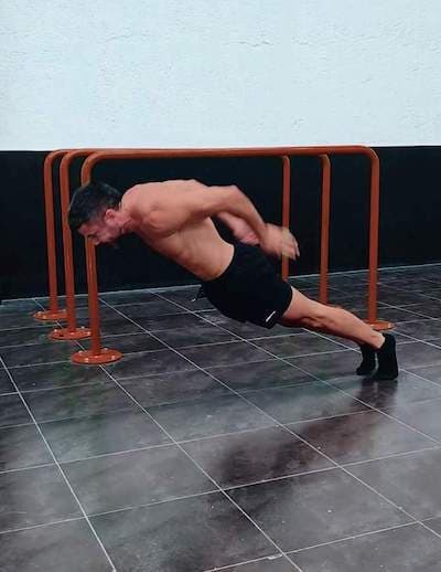 Back clap push-ups - Exercise level advanced